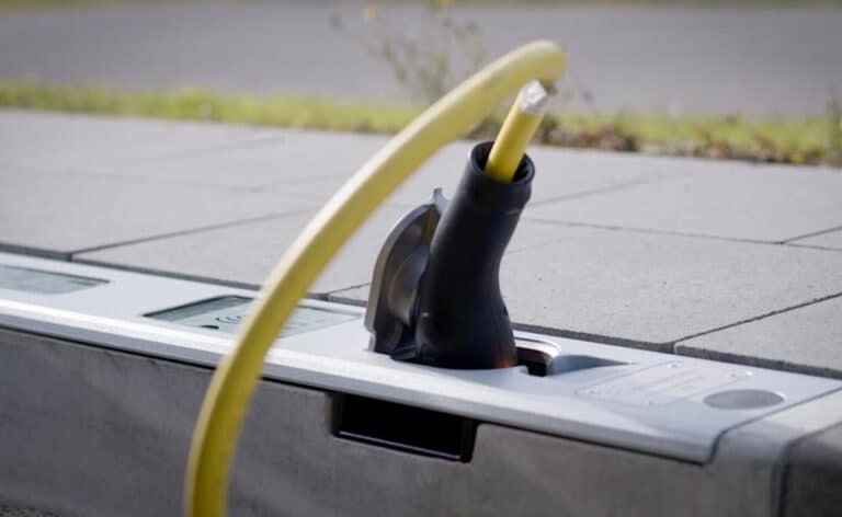 Curb Charger เครื่องชาร์จ EV ใต้ถนนที่ประเทศเยอรมนี 2025